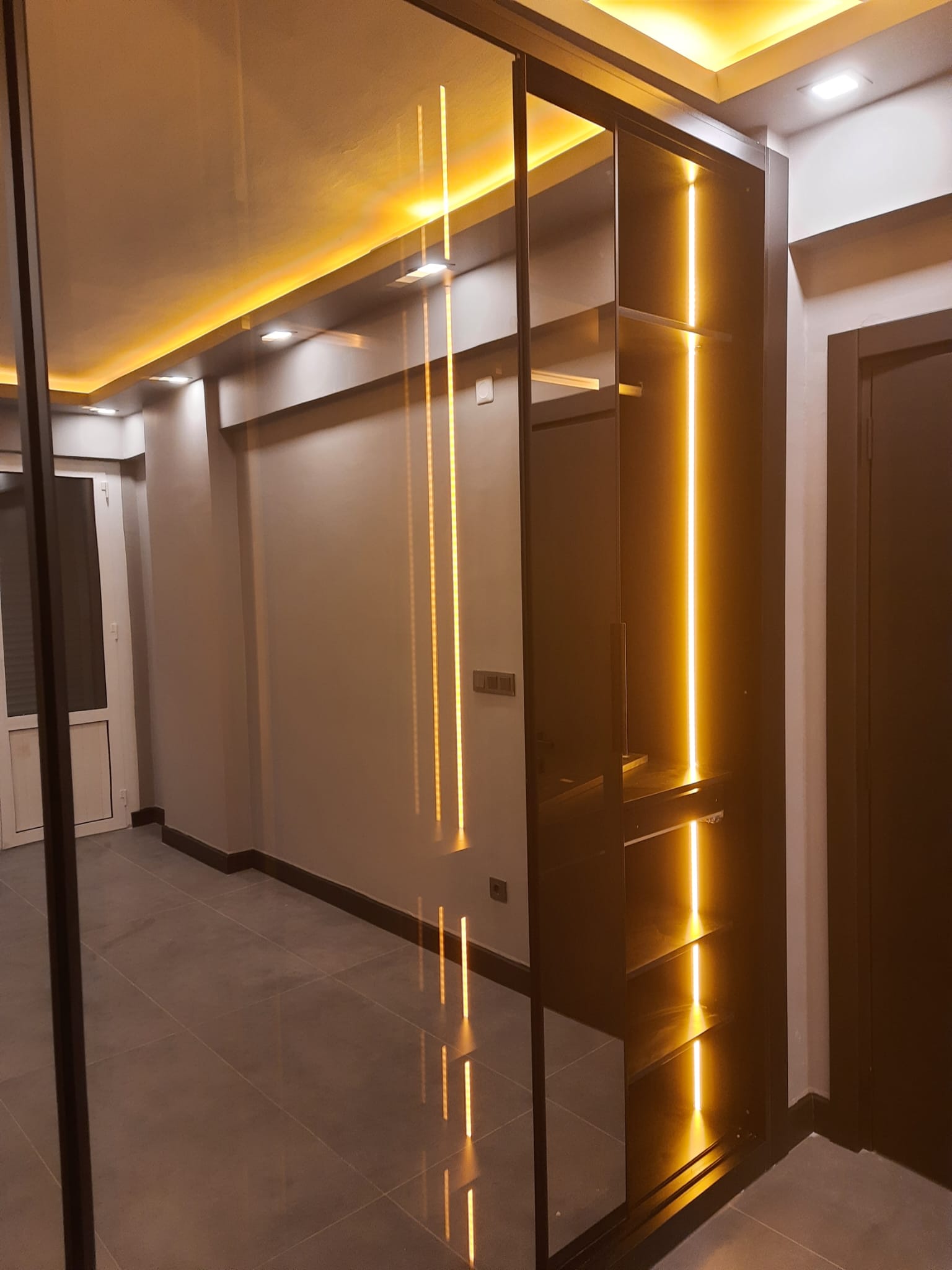 Reflekte camli modern ray dolap tasarım ve uygulaması